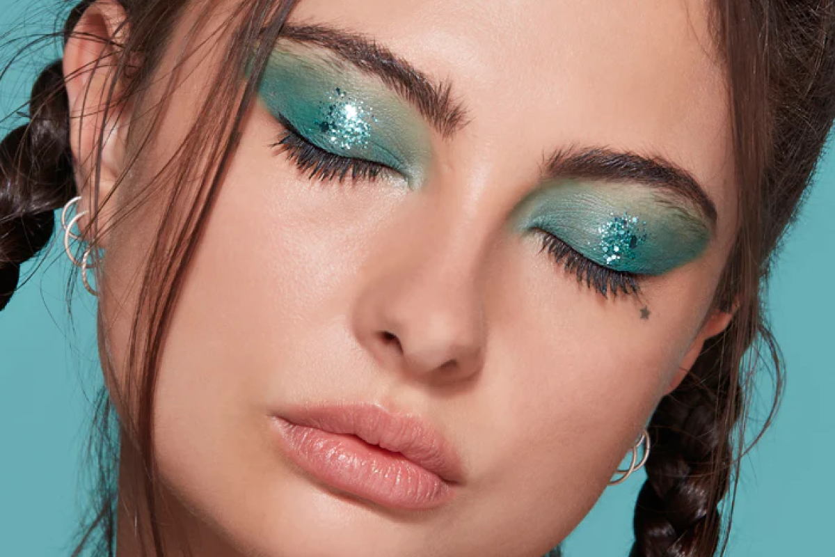 A Beautiful Weirdo | Glitter Eyeshadow & Makeup